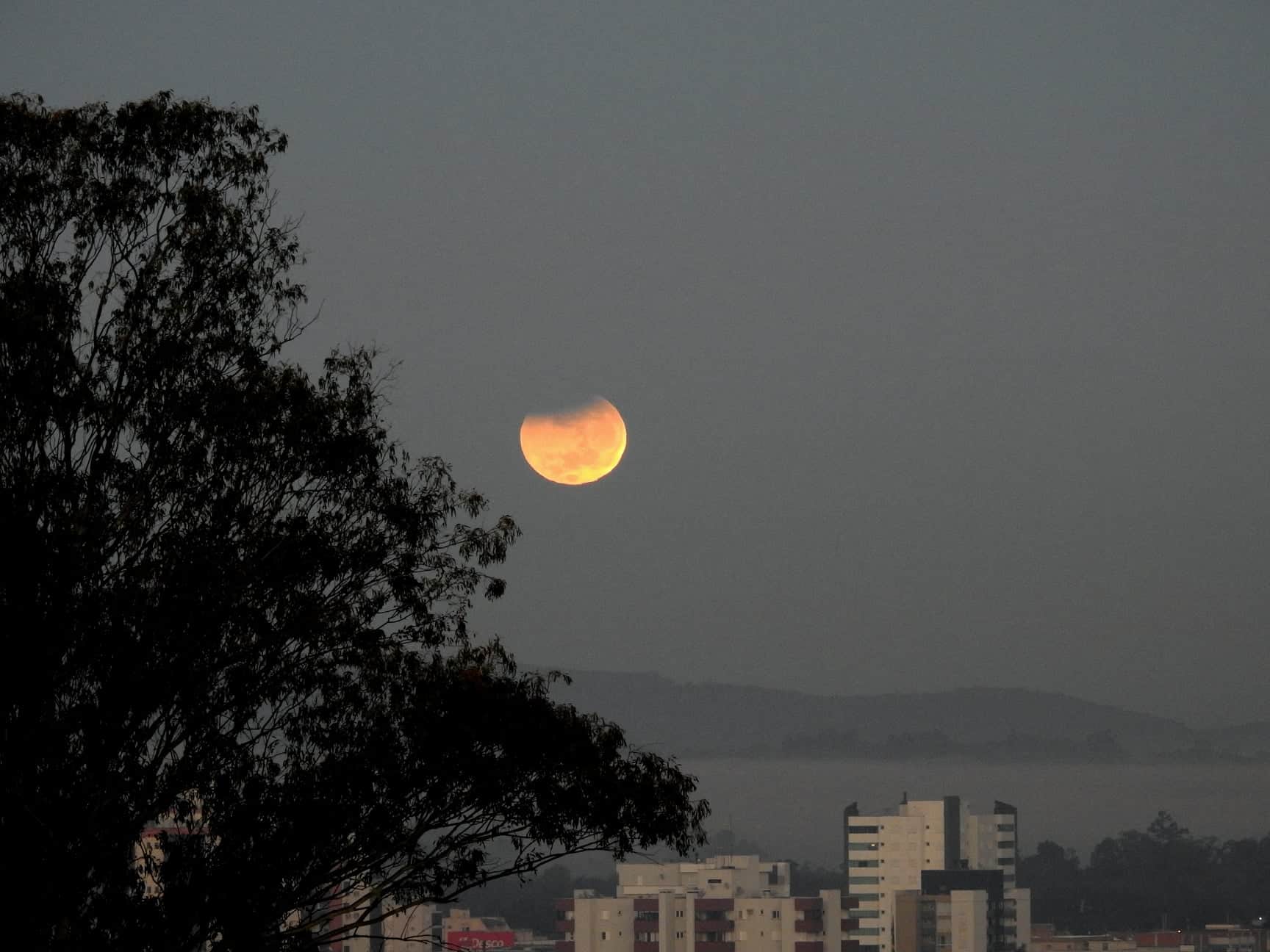 Veja fotos do eclipse da Lua pelo Brasil e pelo Mundo - Olhar Digital