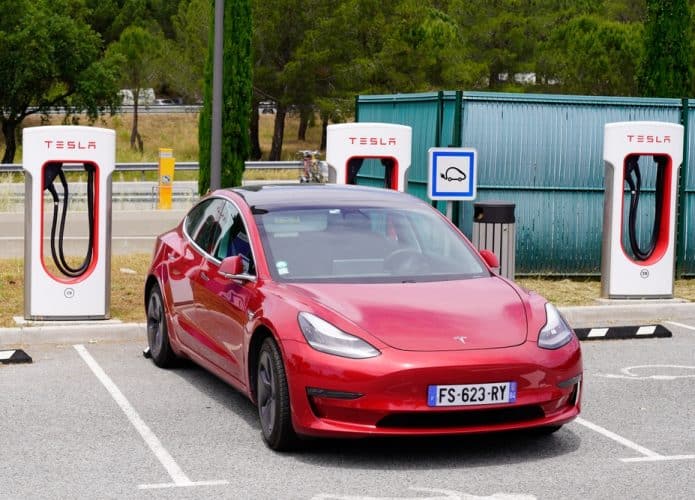 Onde está o Tesla que a SpaceX lançou para o espaço há 5 anos? - Olhar ...