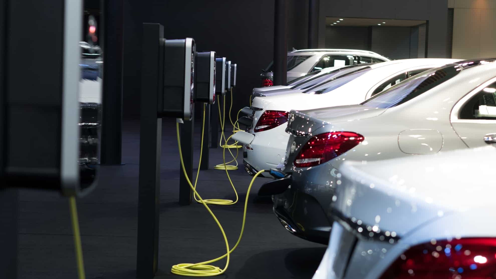 Suécia terá a primeira rodovia que carrega EVs do mundo - Olhar Digital