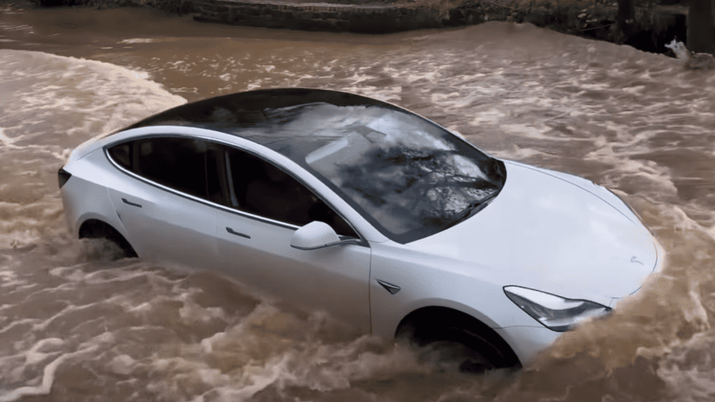 Tesla vira barco e atravessa rio profundo na Inglaterra; assista ...