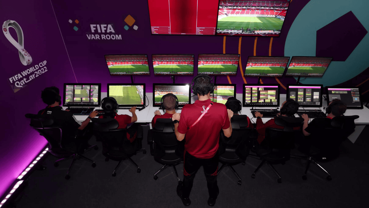 VAR: o que é e como funciona um árbitro de vídeo no futebol?